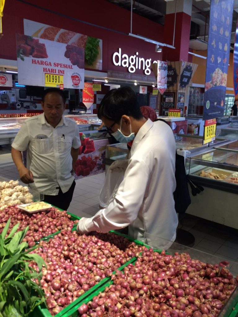 PENGAWASAN KEAMANAN PANGAN DI PASAR MODERN : CARREFOUR CIBINONG CITY ...